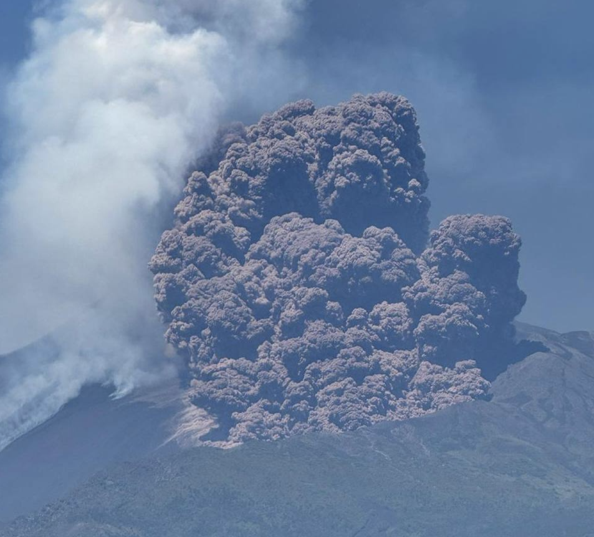 El volcán Etna entra en erupción con fuertes explosiones y flujos ...