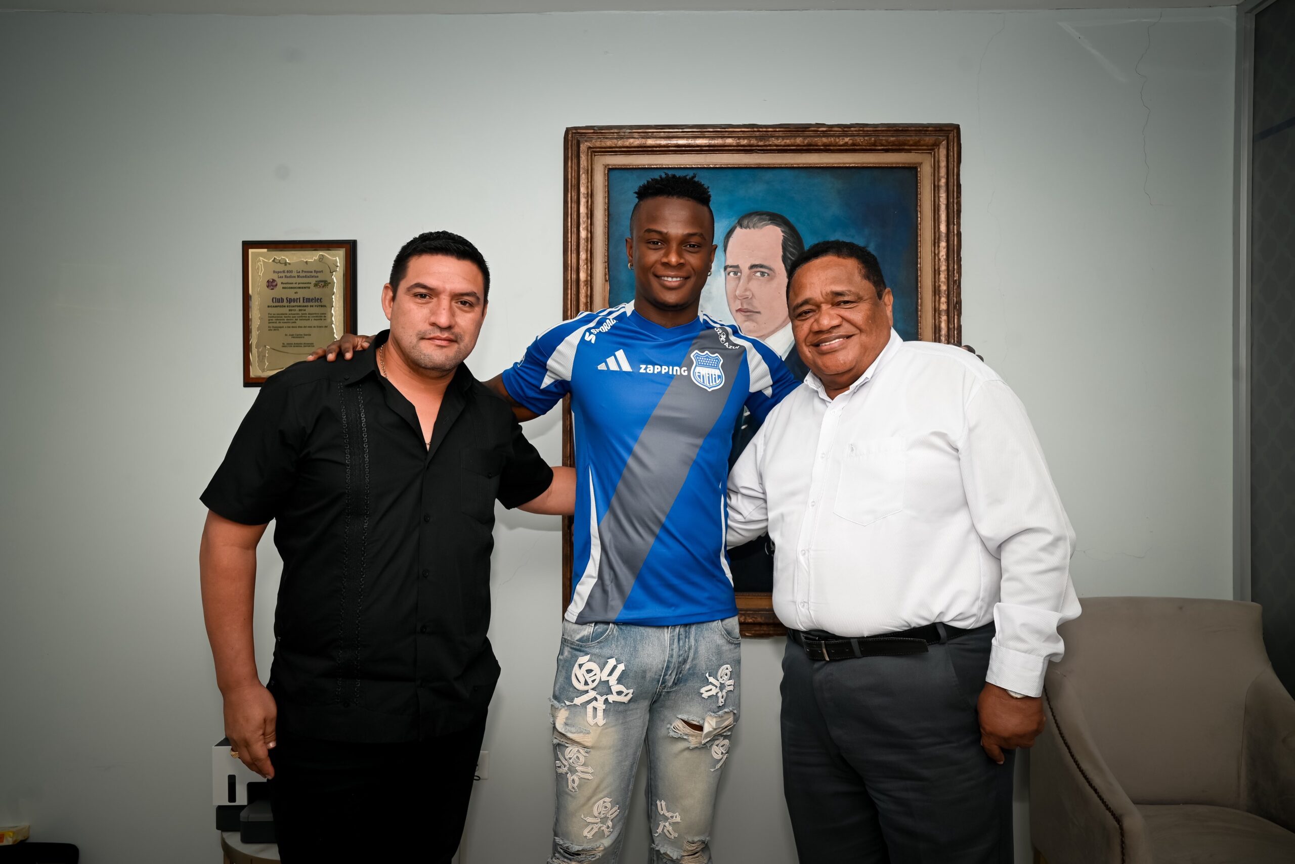 José Angulo es nuevo refuerzo de Emelec y posa con la camiseta junto al ...